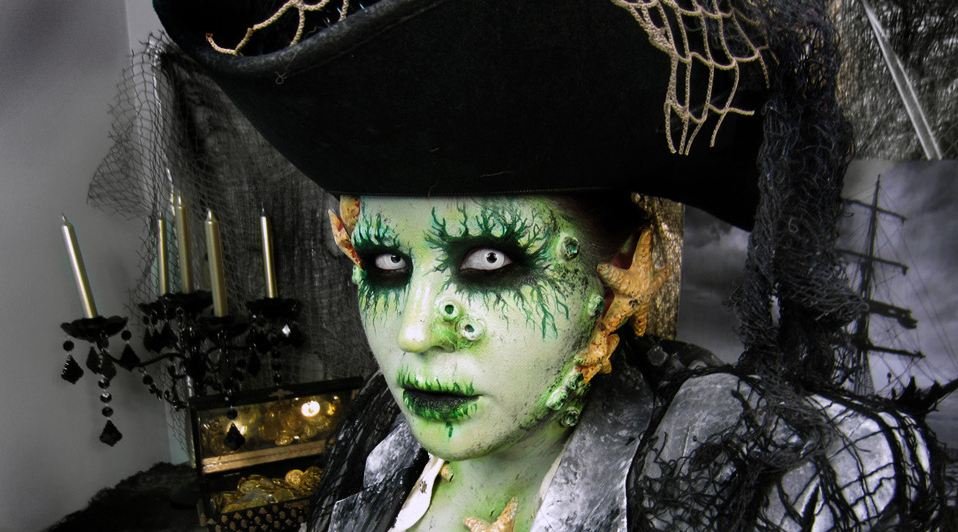 Punk & Sexy Glamorous Looking Pirate Halloween Makeup Ideas